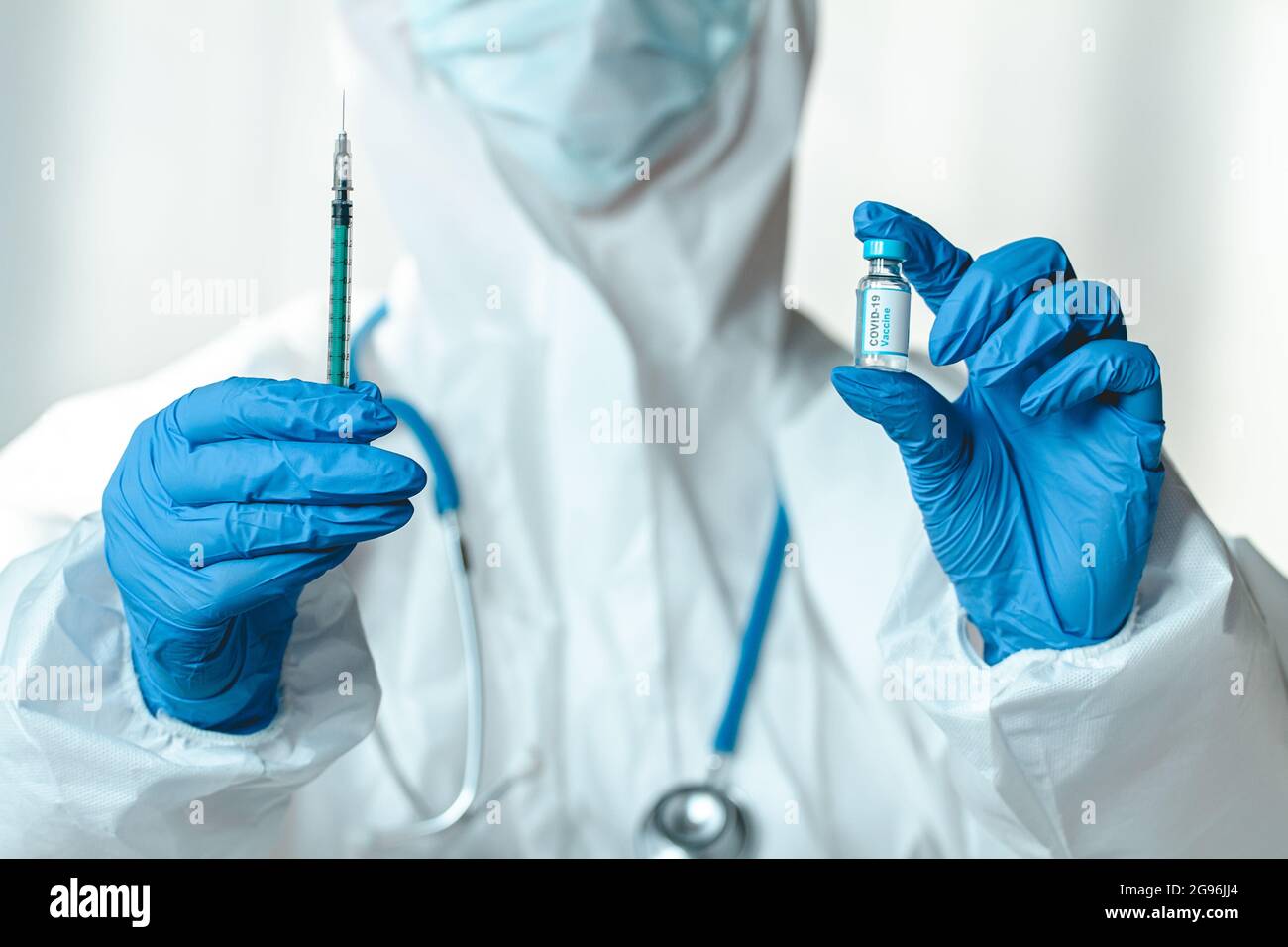 Doctor holds syringe vaccine hi-res stock photography and images - Alamy
