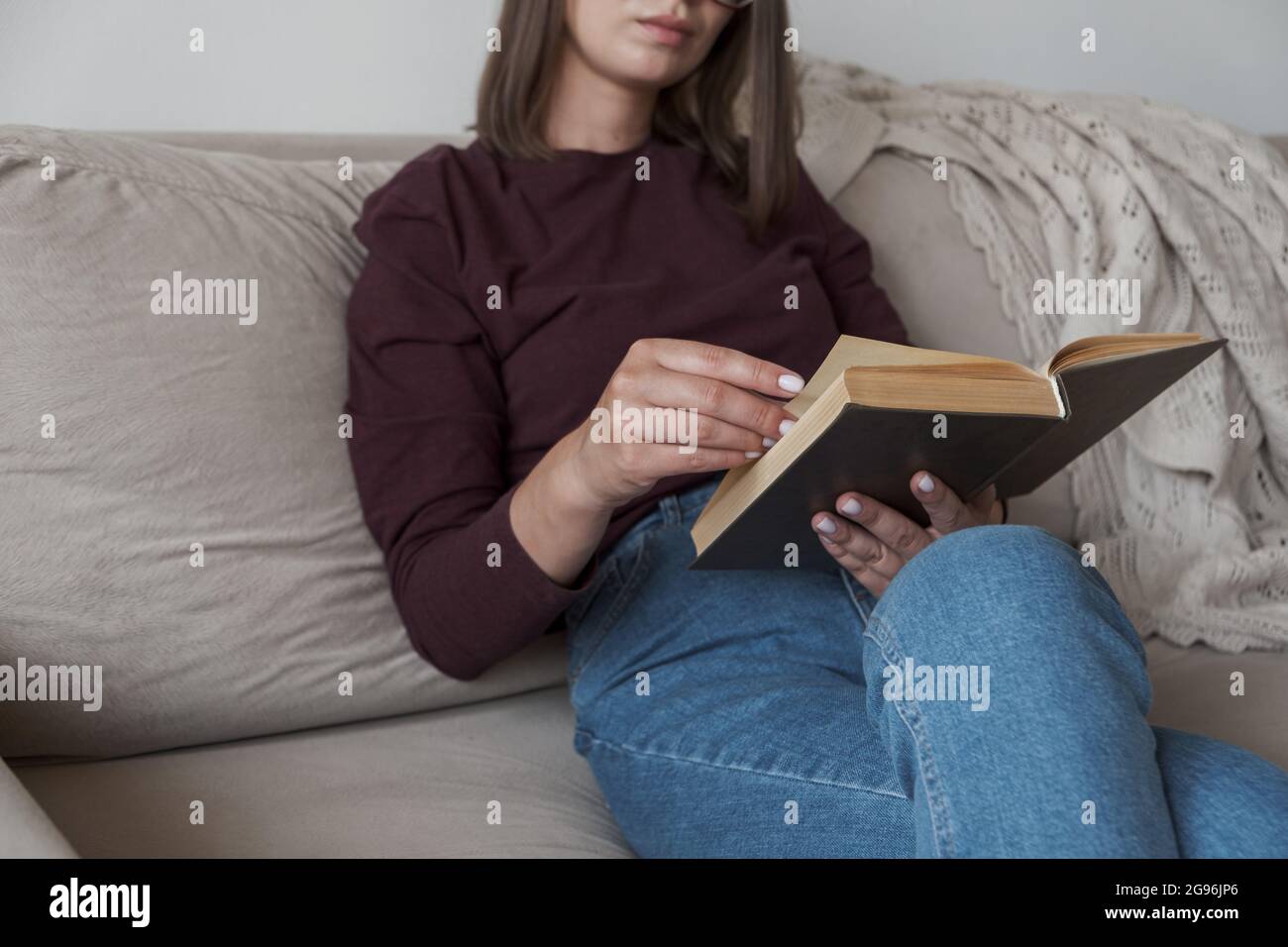 Reading sofa sit couch High Resolution Stock Photography and Images - Alamy