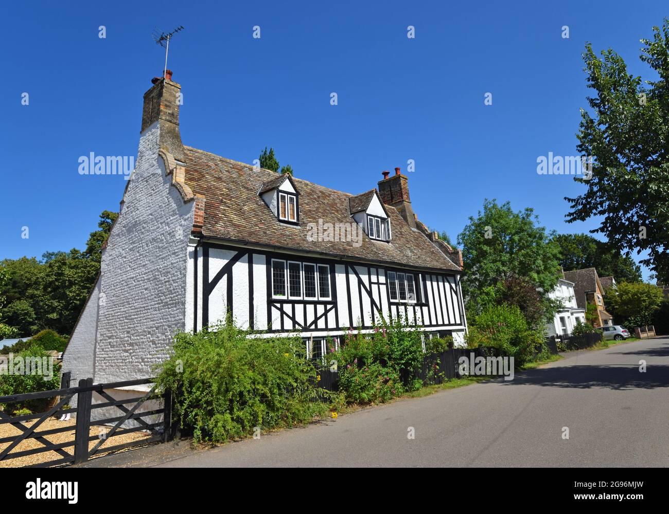 Lovely Old period cottage with beams and white walls Stock Photo - Alamy