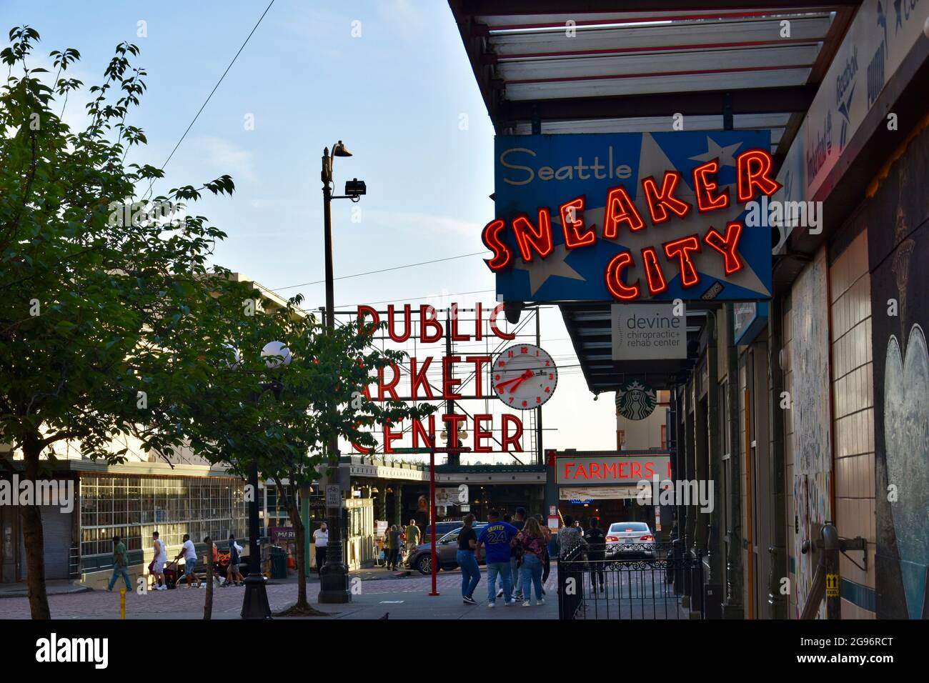 Seattle's iconic Pike Place Public Market above Alaskan Way, Seattle ...
