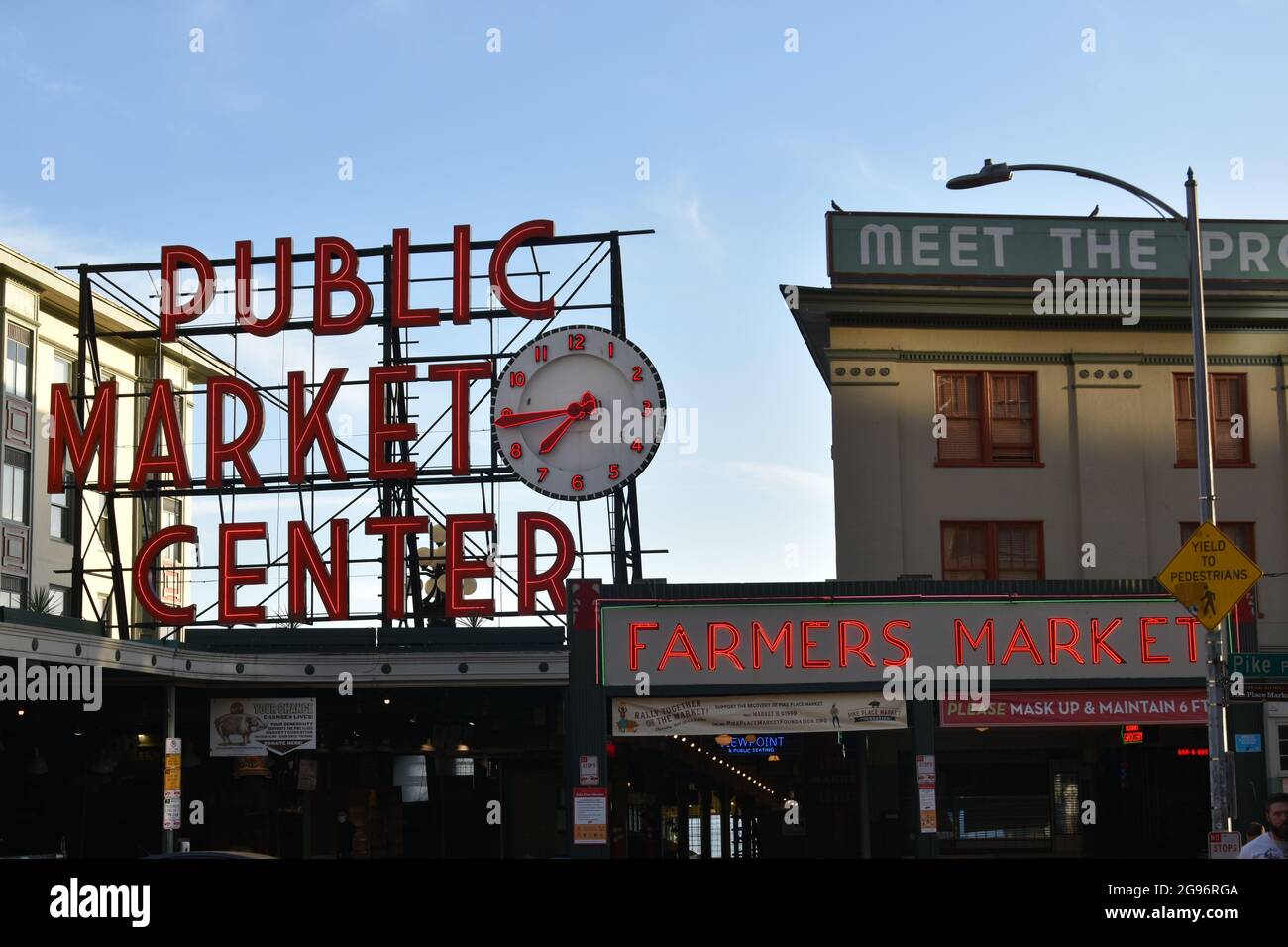 Seattle's iconic Pike Place Public Market above Alaskan Way, Seattle ...