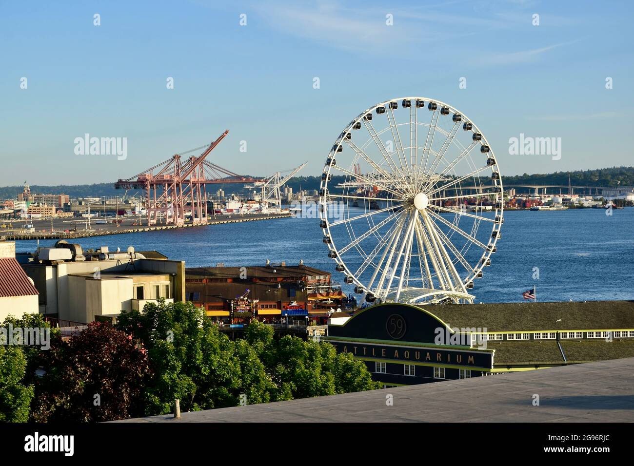 Seattle's iconic "Great Wheel" along the city's waterfront Stock Photo ...