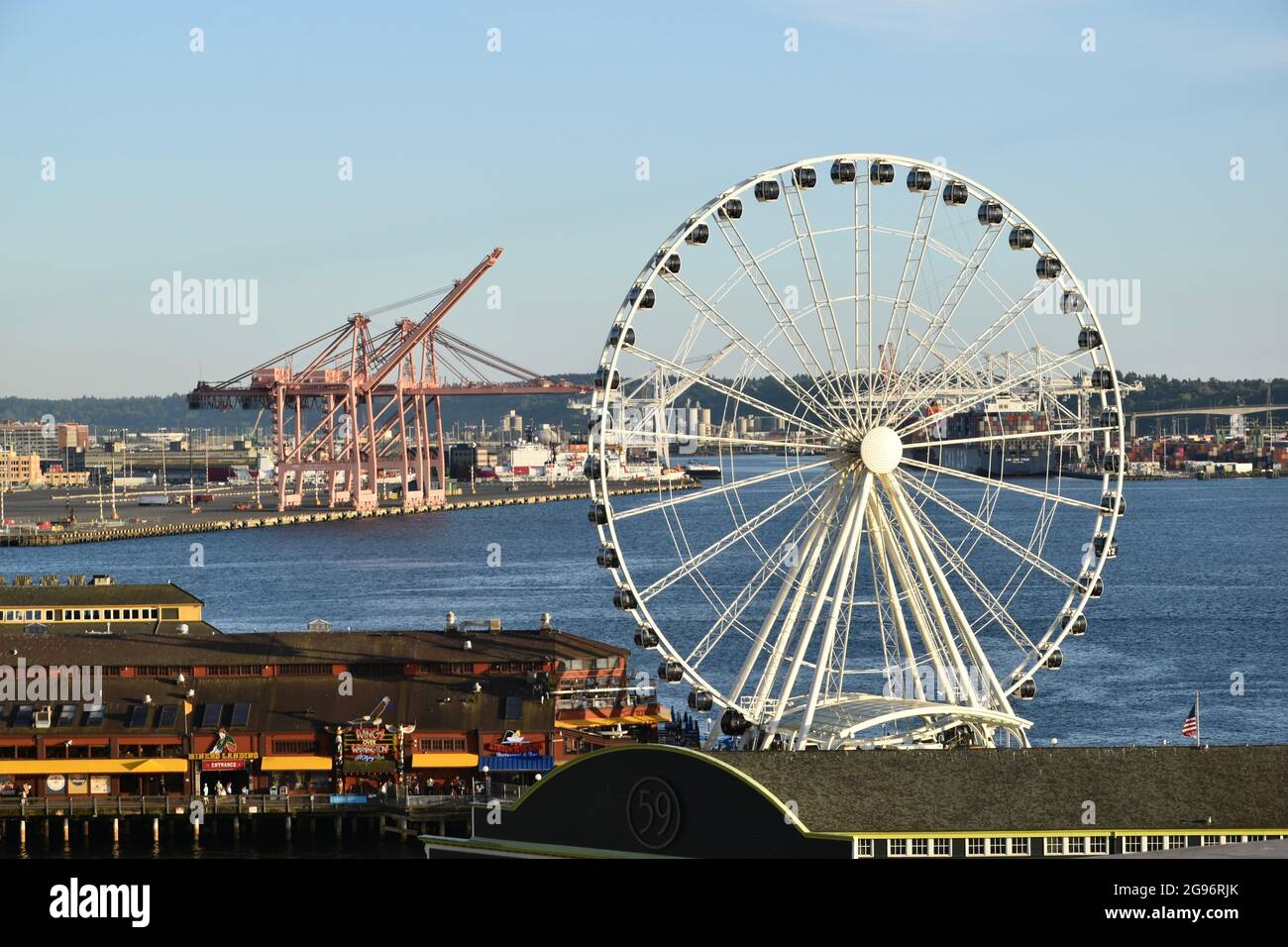 Seattle's iconic "Great Wheel" along the city's waterfront Stock Photo ...