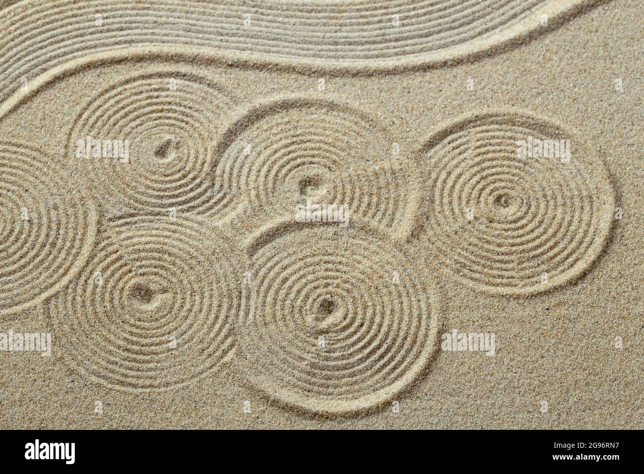 Zen pattern in brown sand Stock Photo - Alamy