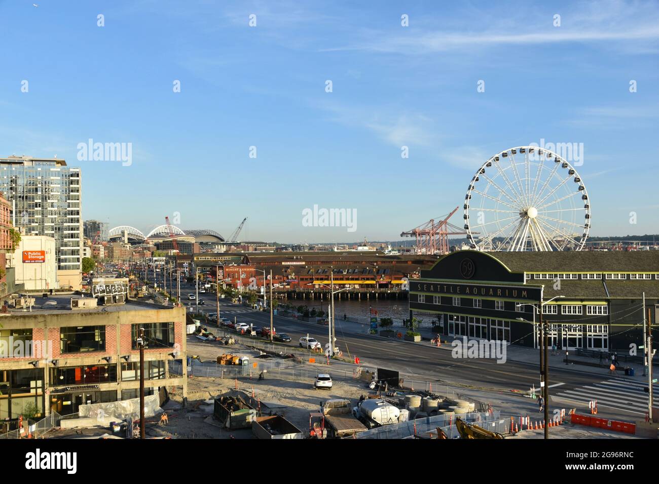 Seattle's iconic "Great Wheel" along the city's waterfront Stock Photo ...
