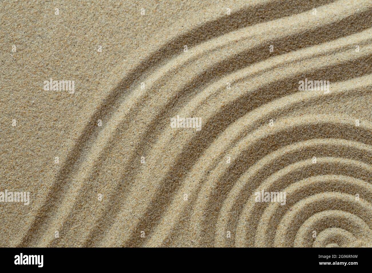 Zen pattern in brown sand Stock Photo - Alamy