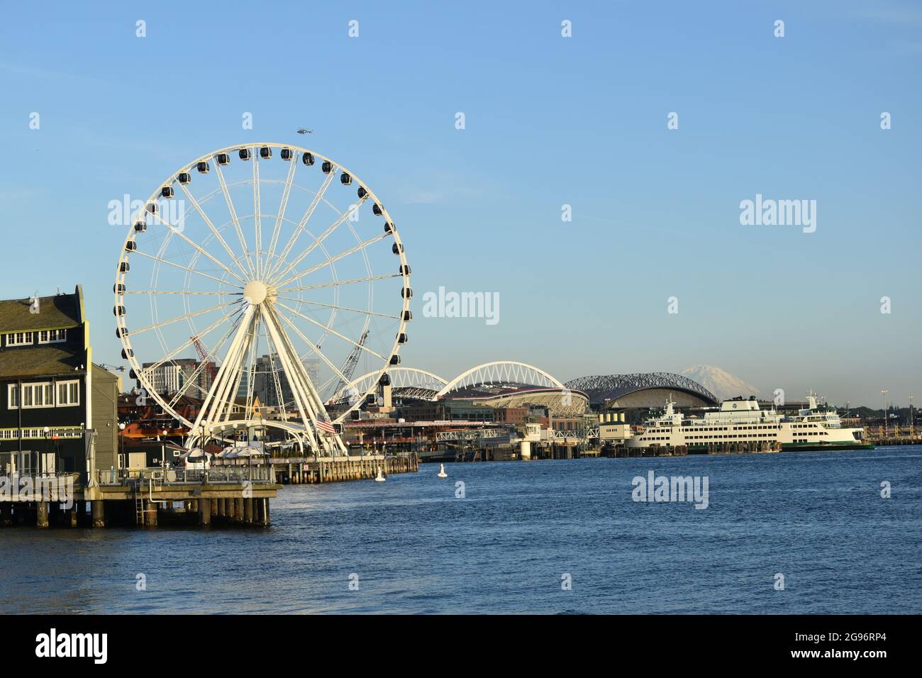 Seattle's iconic "Great Wheel" along the city's waterfront Stock Photo ...