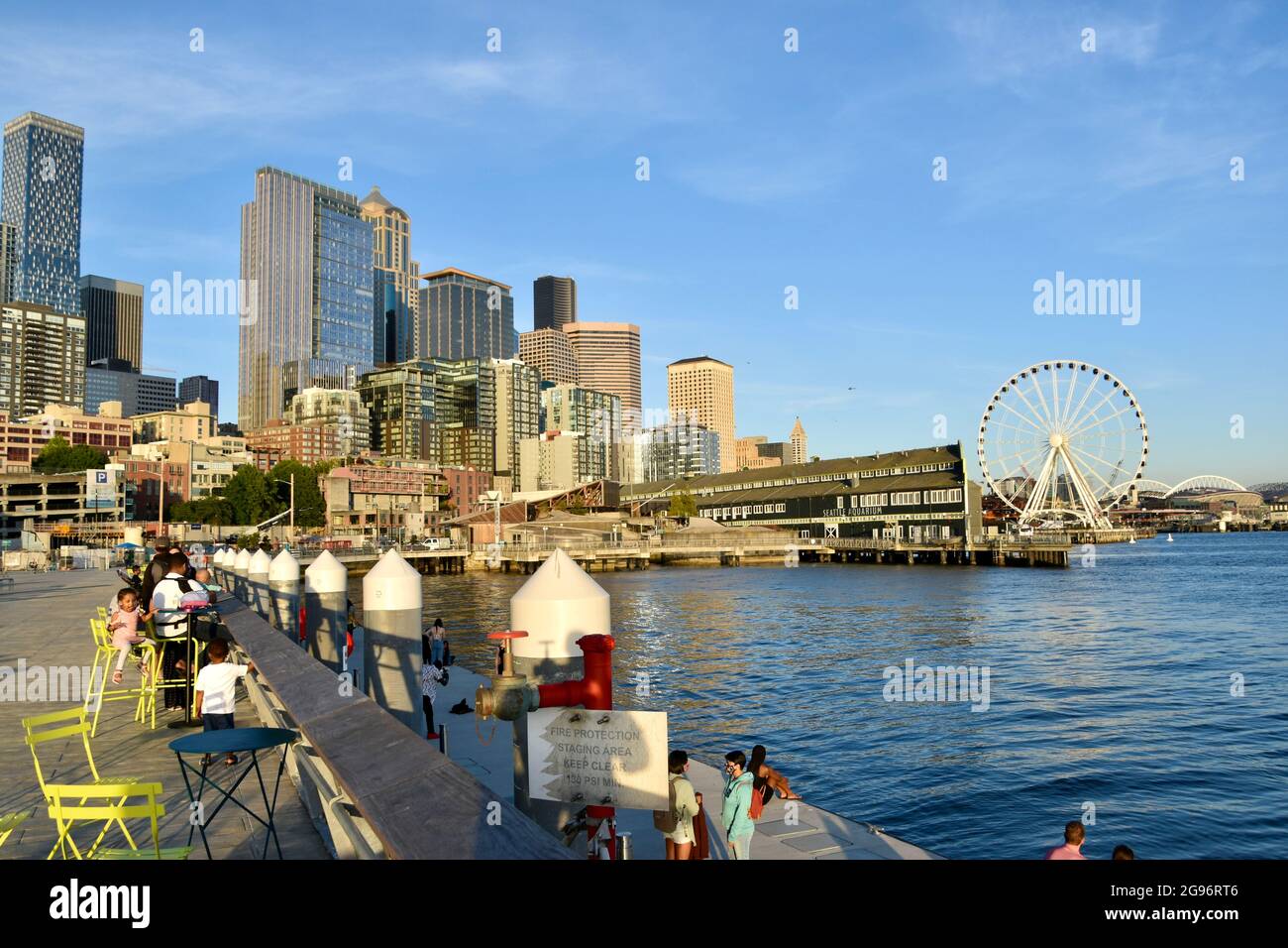 Seattle's iconic "Great Wheel" along the city's waterfront Stock Photo ...