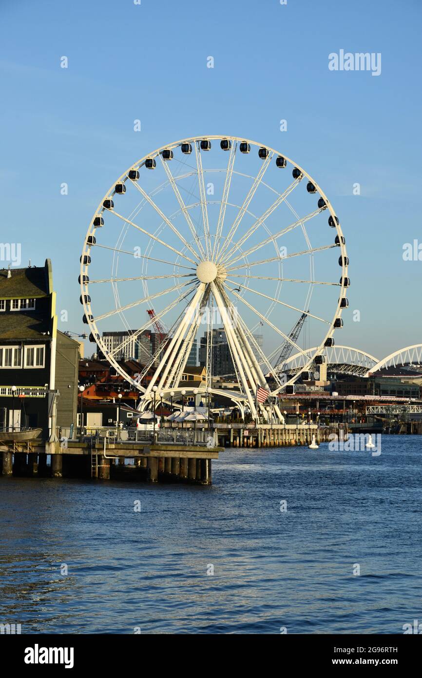 Seattle's iconic "Great Wheel" along the city's waterfront Stock Photo ...