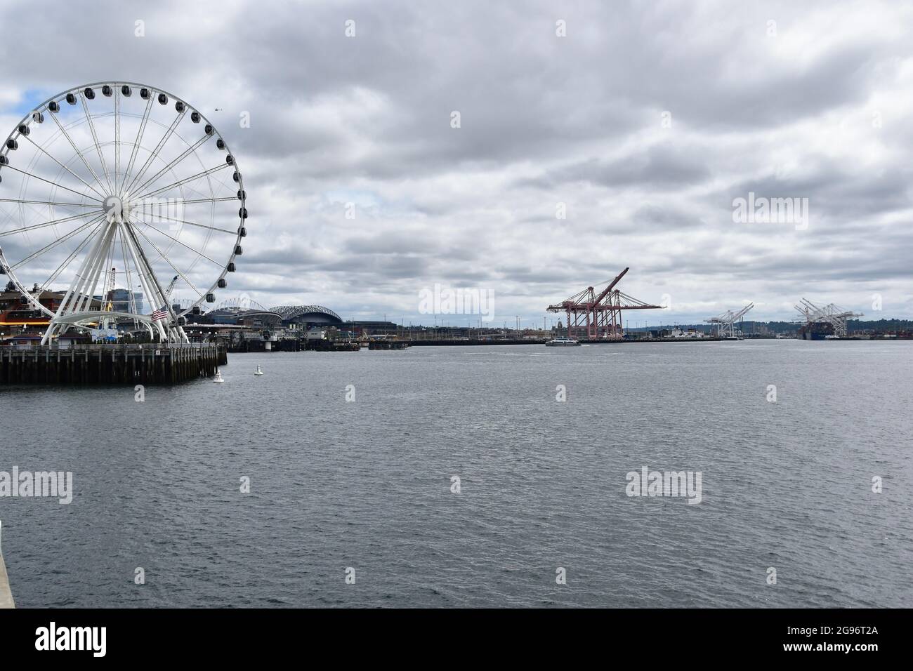 Seattle's iconic "Great Wheel" along the city's waterfront Stock Photo ...
