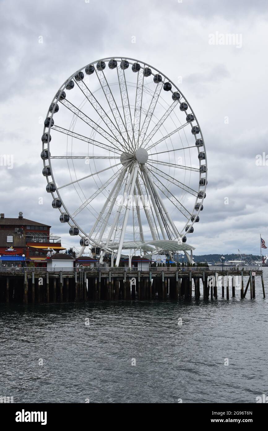Seattle's iconic "Great Wheel" along the city's waterfront Stock Photo ...