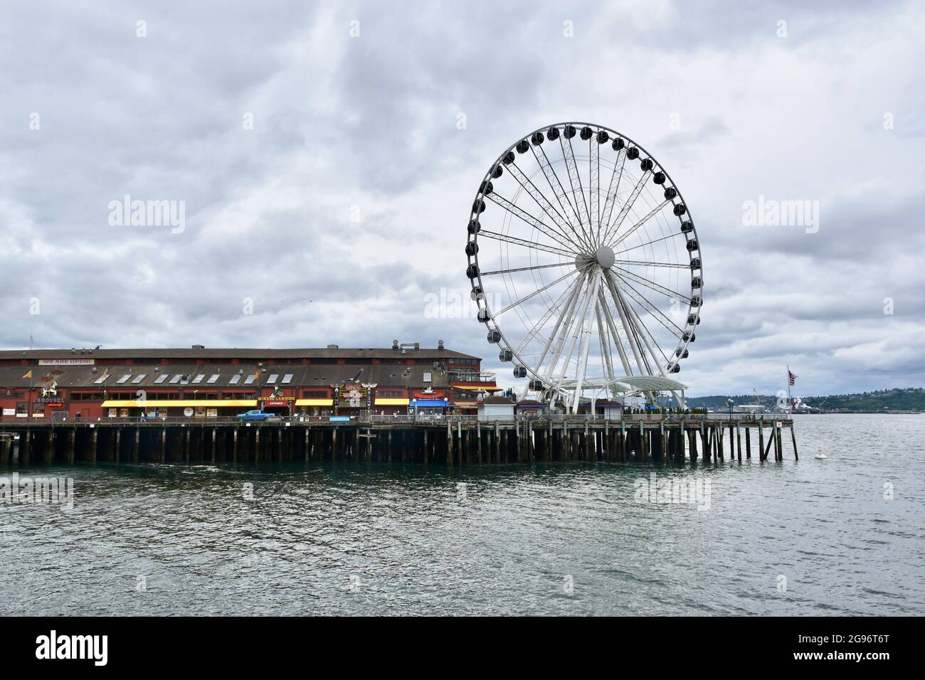 Seattle's iconic "Great Wheel" along the city's waterfront Stock Photo ...