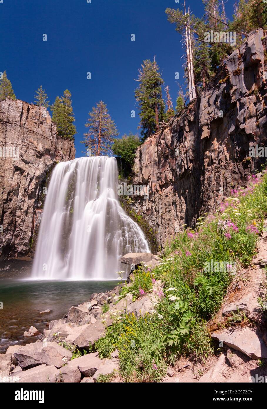 Rainbow Falls in Devil's Postpile National Monument in Mammoth Lakes ...