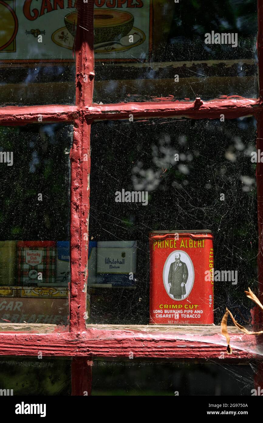 Old fashioned general store sign hi-res stock photography and images ...