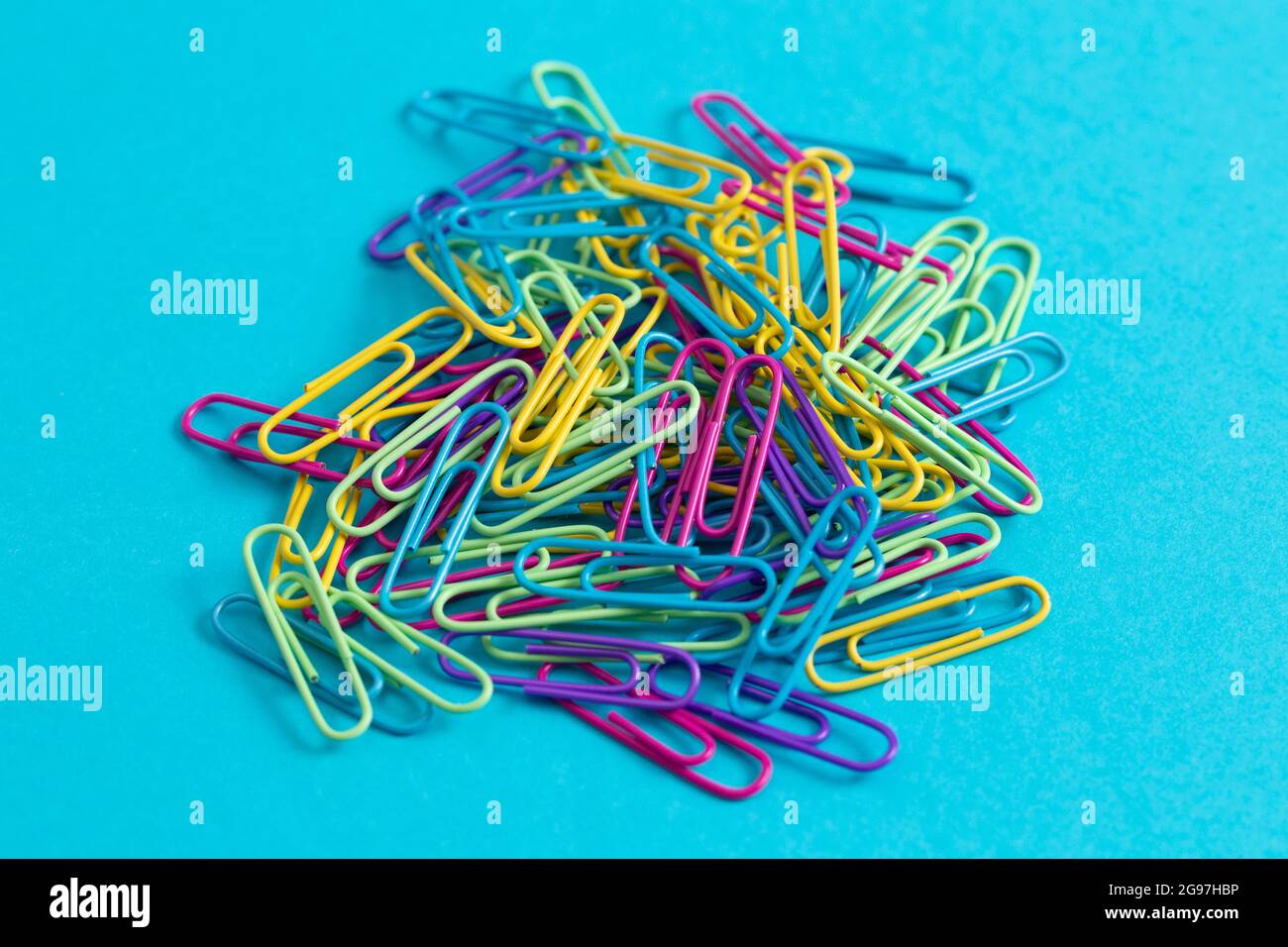 Pile of paperclips hi-res stock photography and images - Alamy