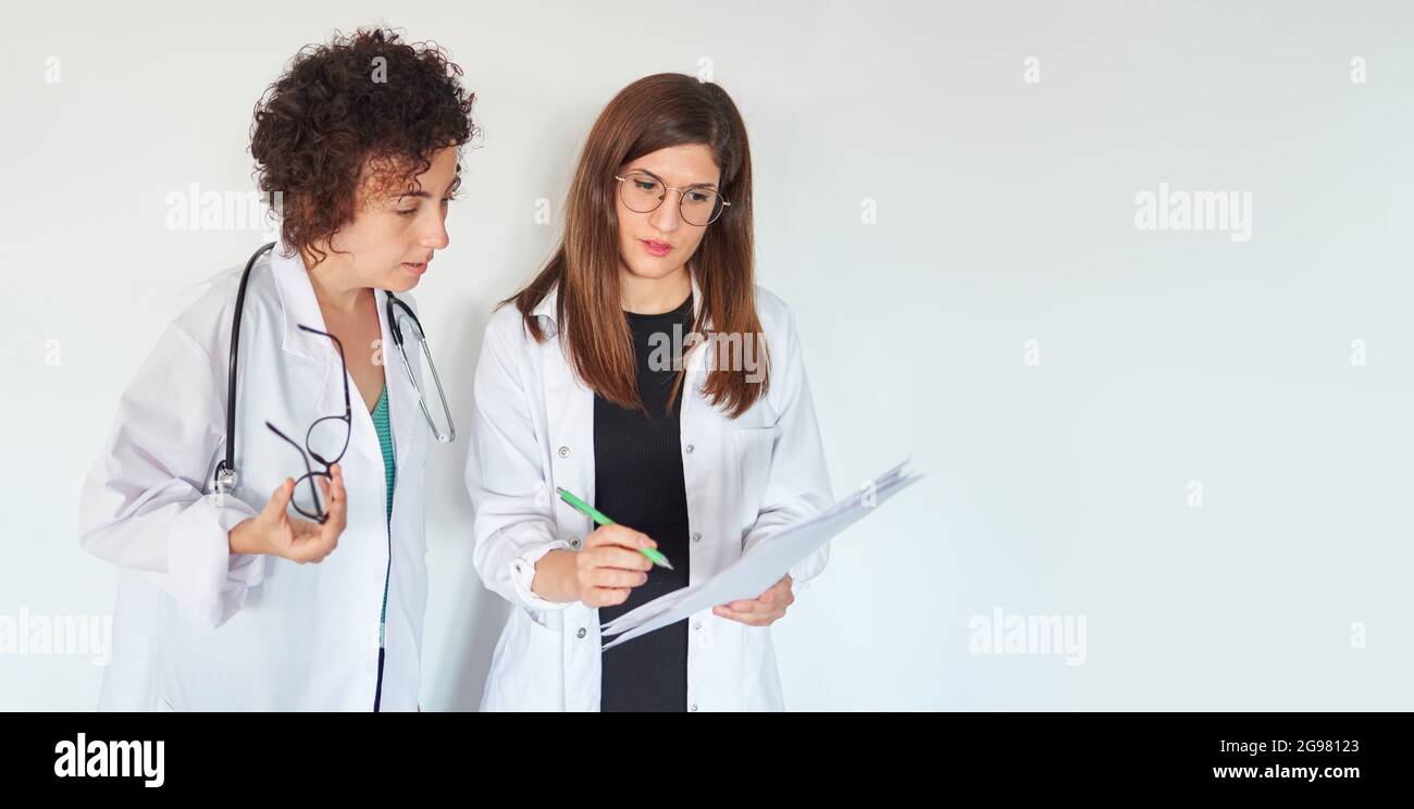 Medical report discussion hi-res stock photography and images - Alamy