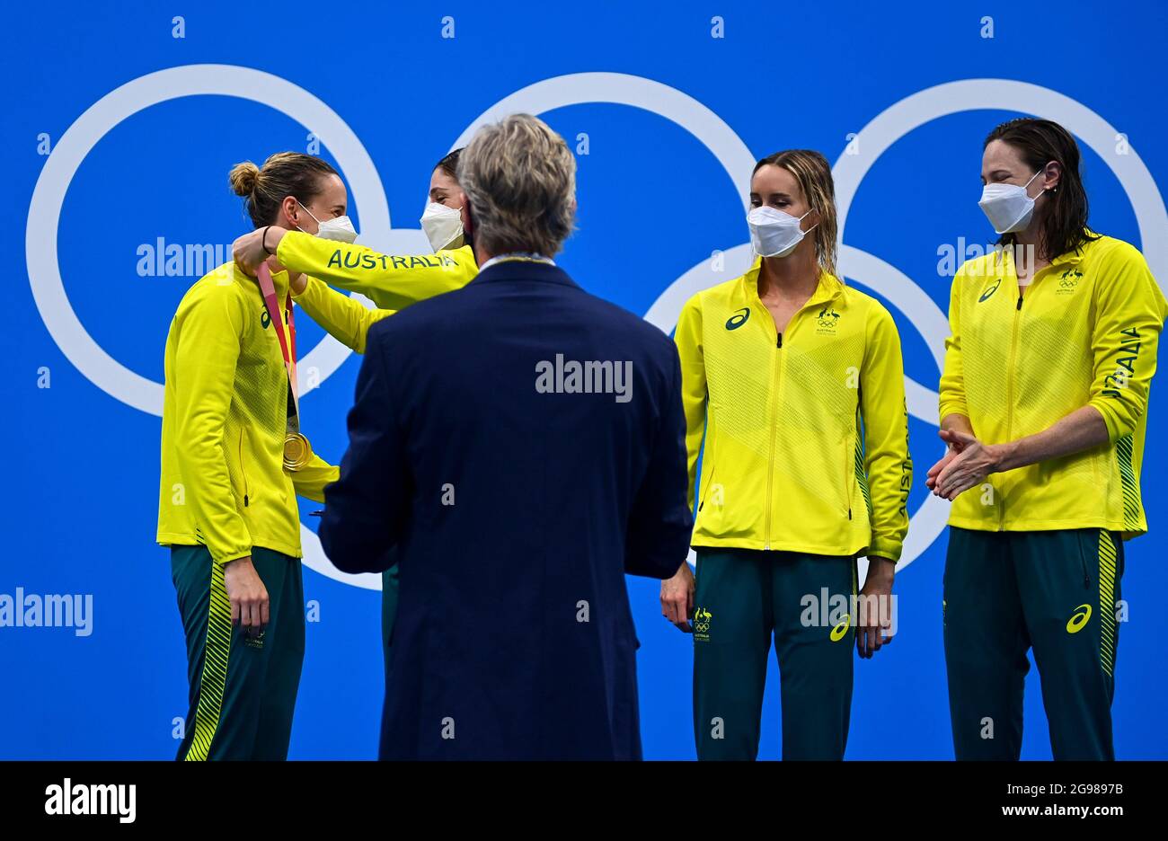 Tokyo, Japan. 25th July, 2021. Members of champion team Australia help ...