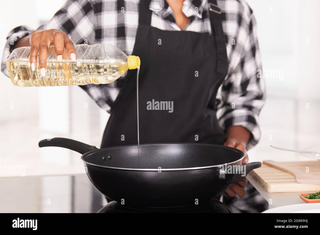 Oil pouring into a pan hi-res stock photography and images - Alamy