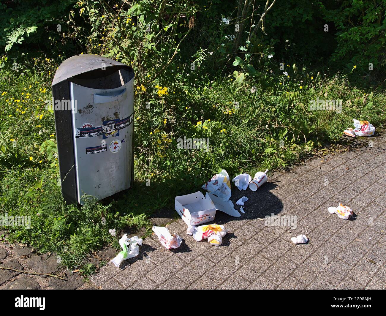 Garbage in park hi-res stock photography and images - Alamy