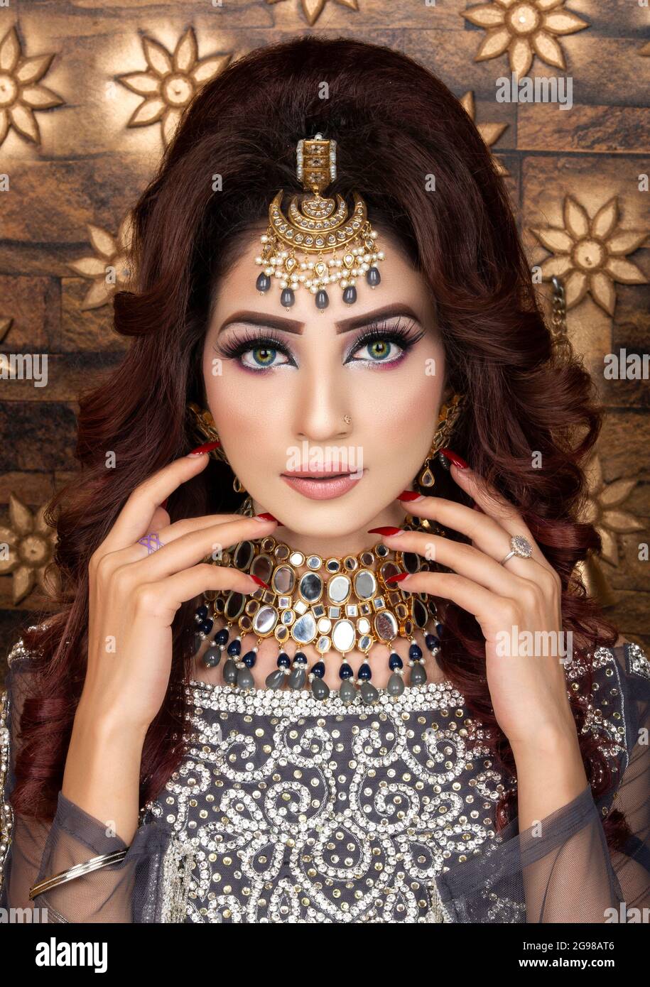Beautiful Asian bride pose Stock Photo - Alamy