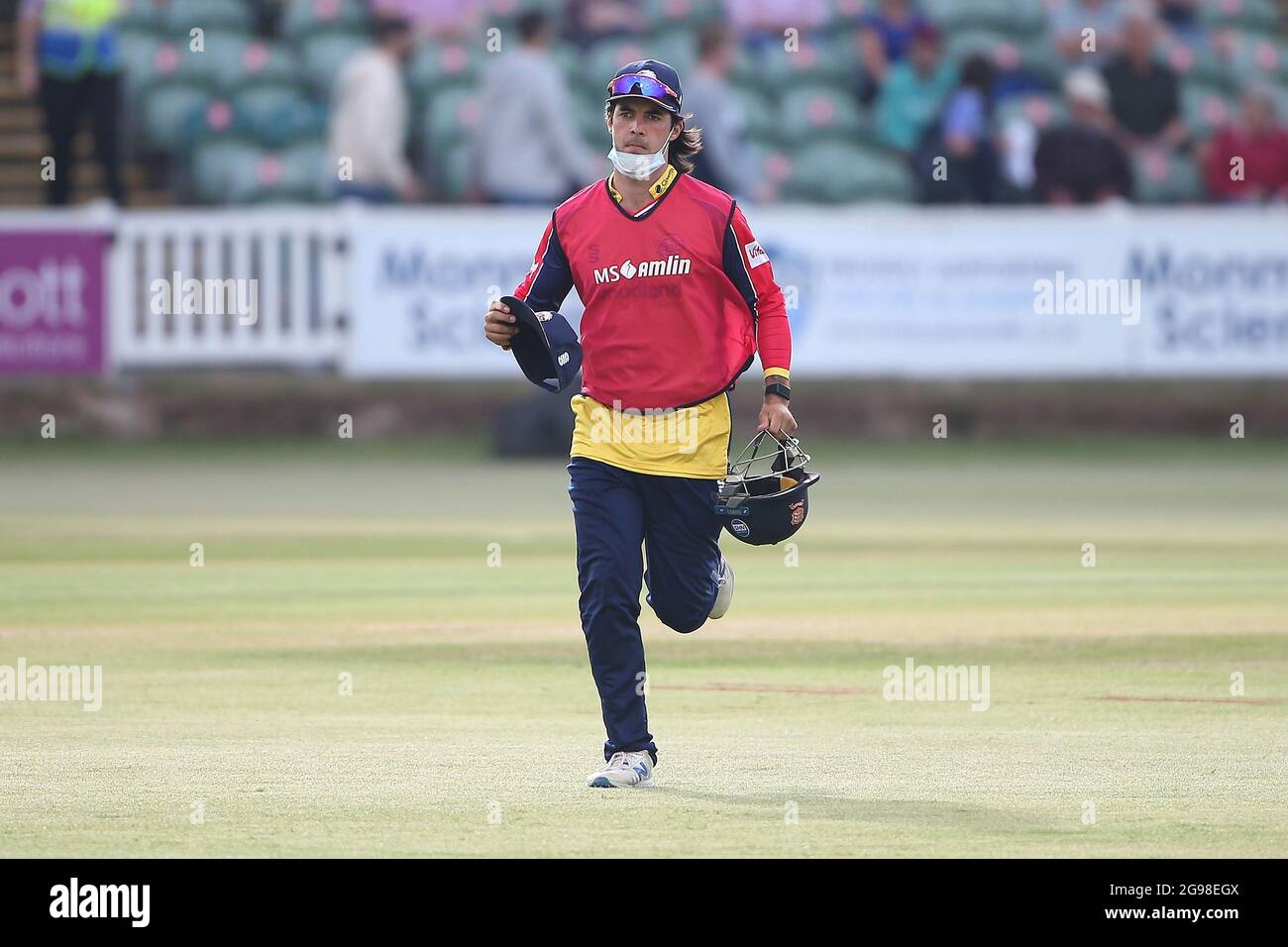 Essex twelfth man Shane Snater during Somerset vs Essex Eagles ...