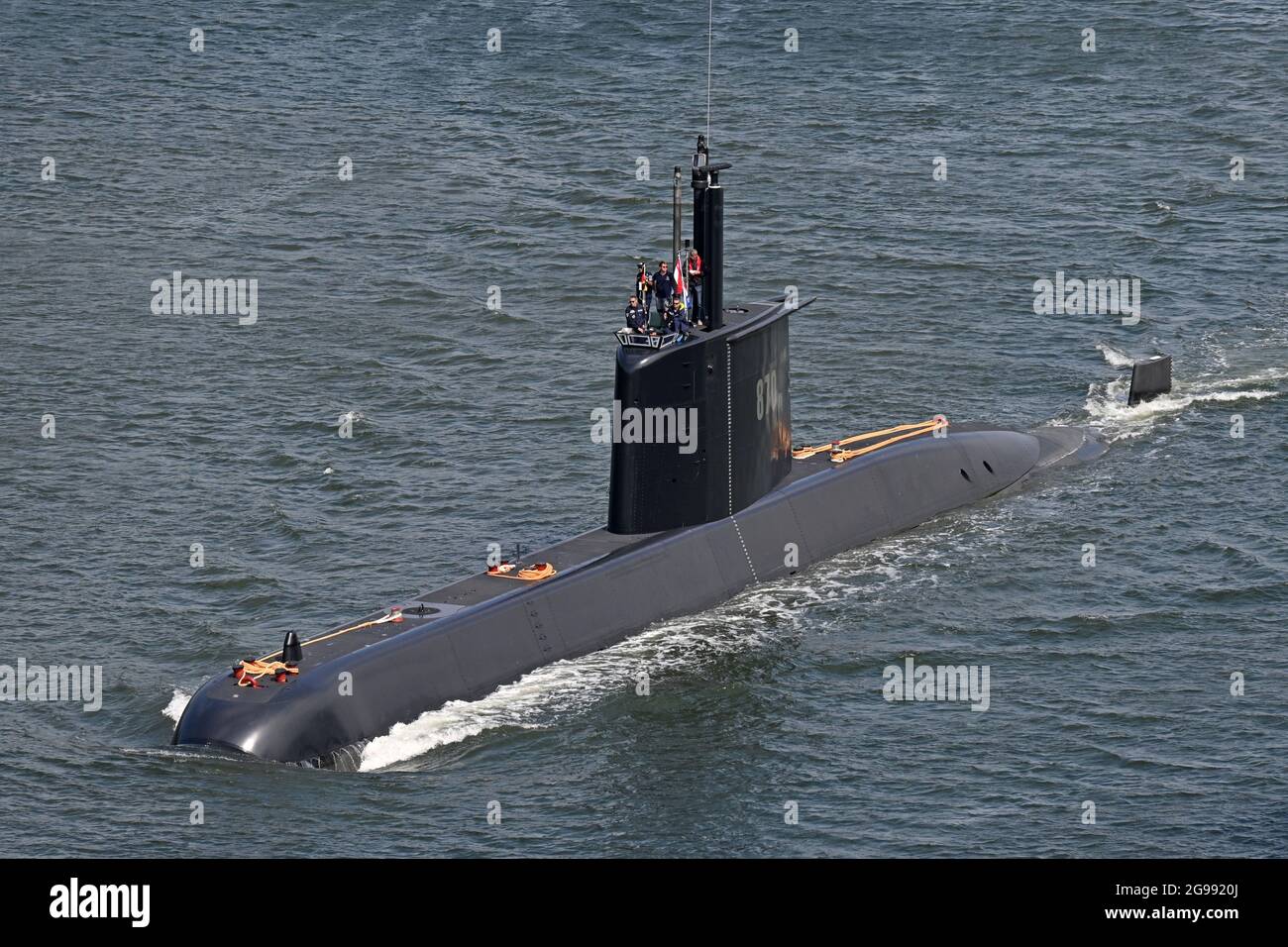 Brandmnew egyptian Submarine S44 / 870 passing the Kiel Canal on the ...