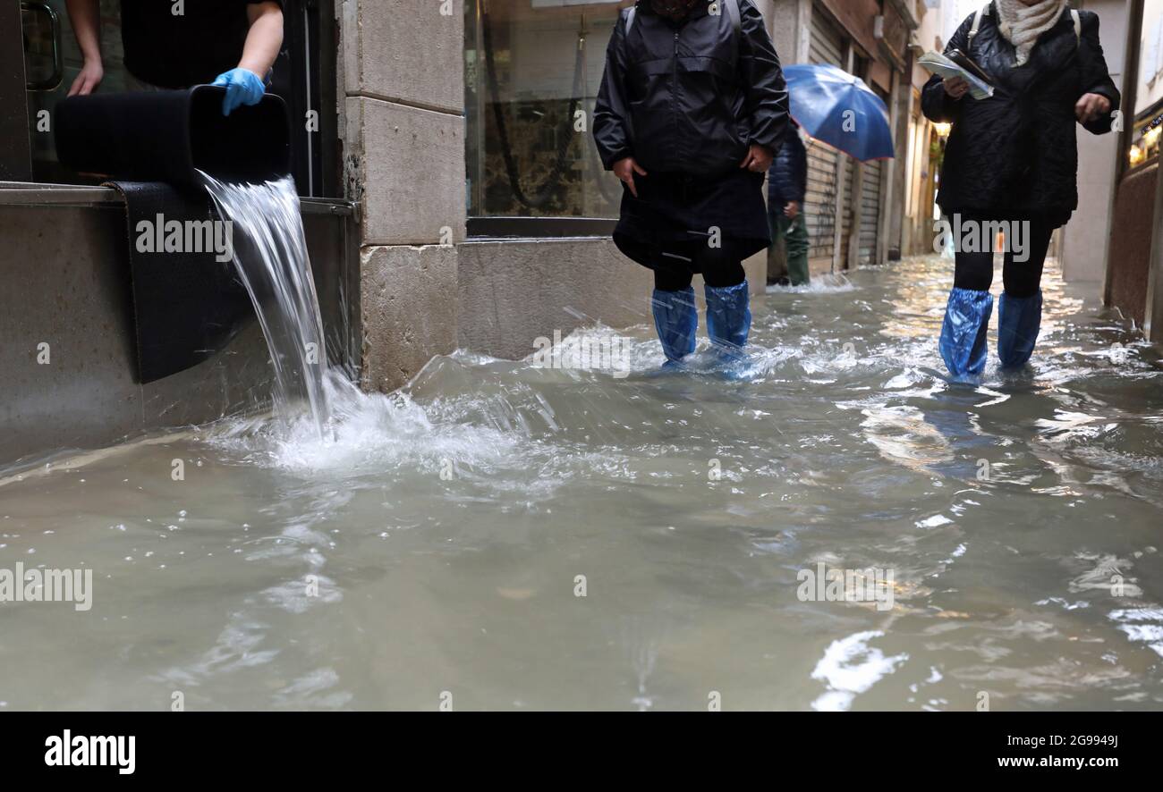 Spats for worker hi-res stock photography and images - Alamy