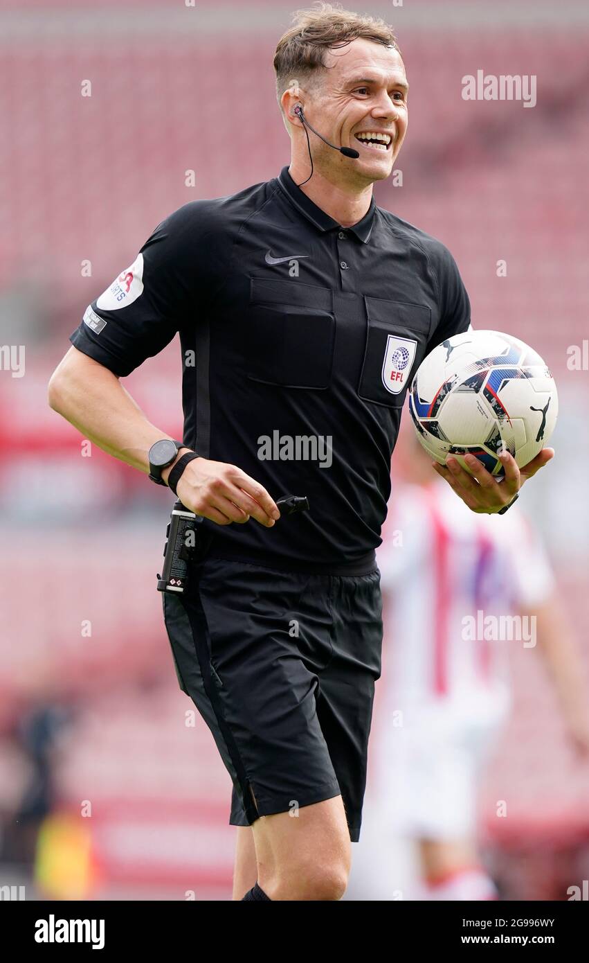 Leigh doughty referee hi-res stock photography and images - Alamy