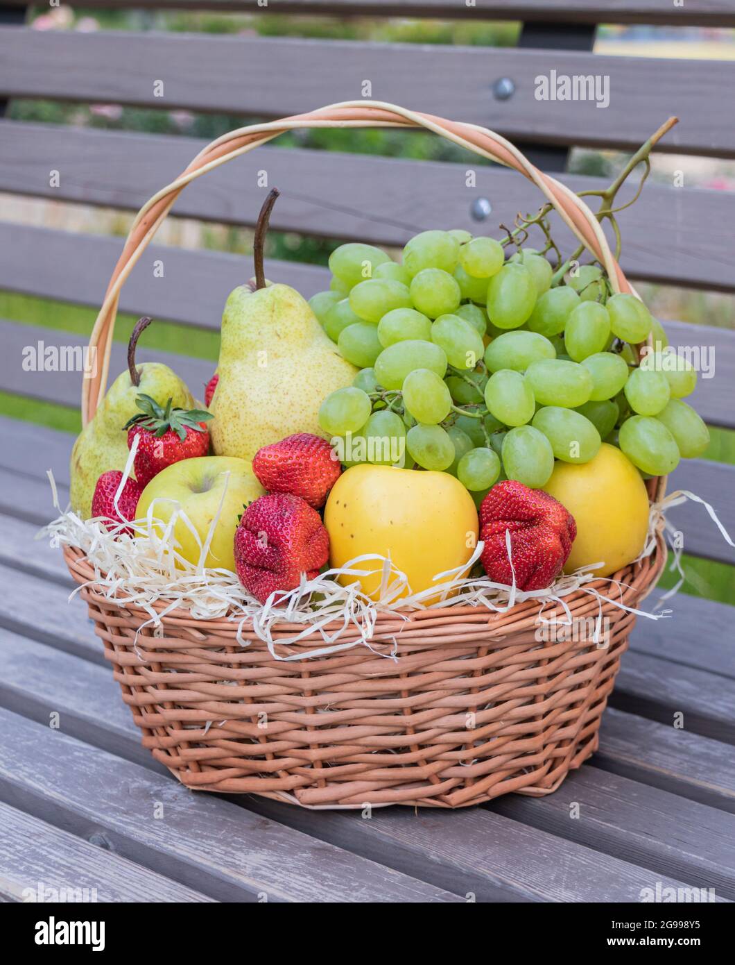 Garden Basket Bench High Resolution Stock Photography and Images - Alamy