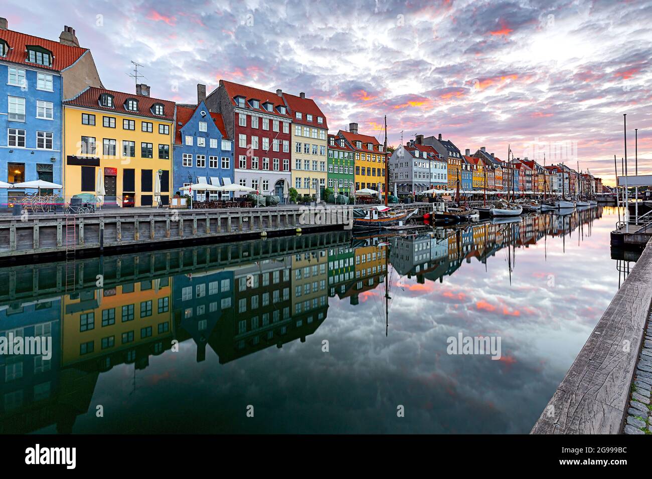 The facades of the famous colorful houses along the Nyhavn canal ...