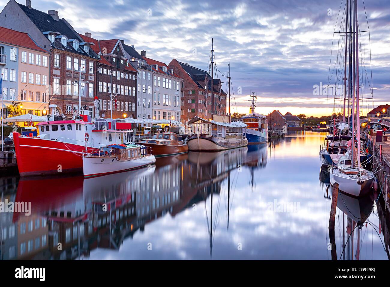 The facades of the famous colorful houses along the Nyhavn canal ...