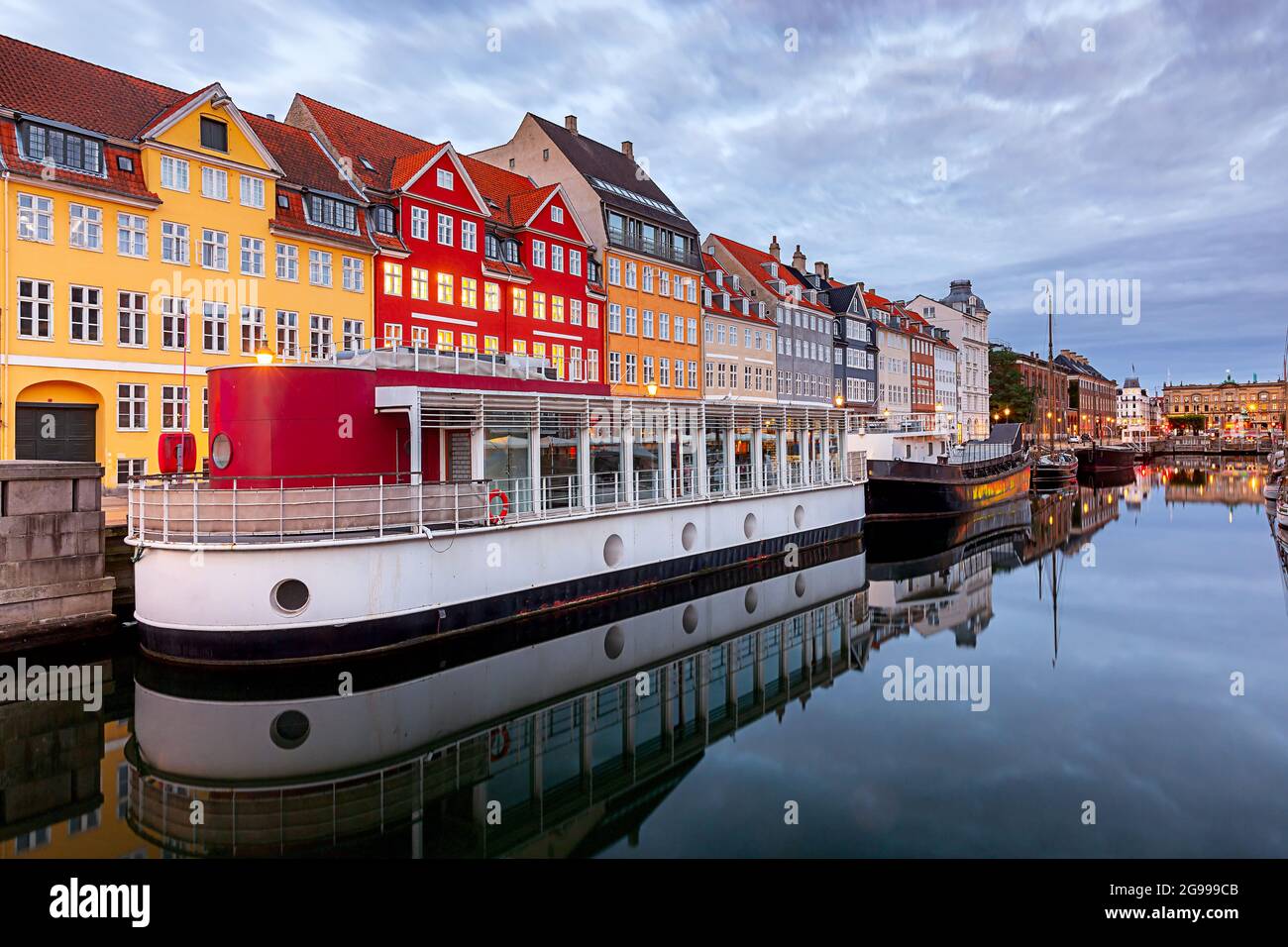 The facades of the famous colorful houses along the Nyhavn canal ...