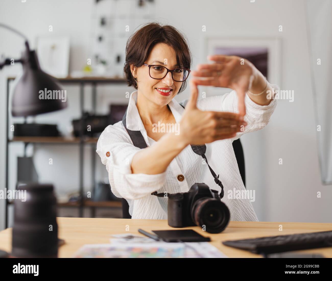 Photographer making frame with fingers Stock Photo - Alamy