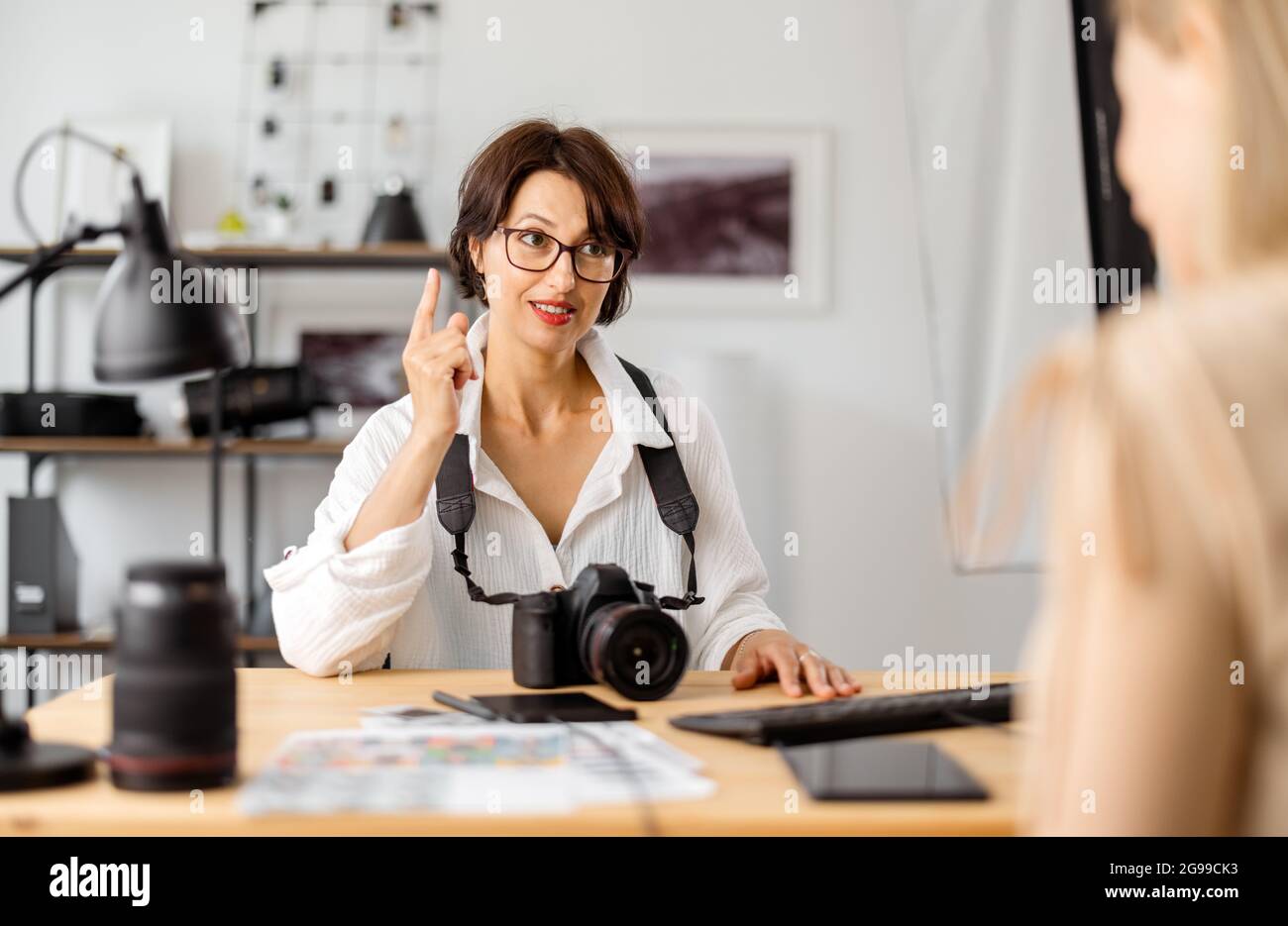 Female photographer client hi-res stock photography and images - Alamy