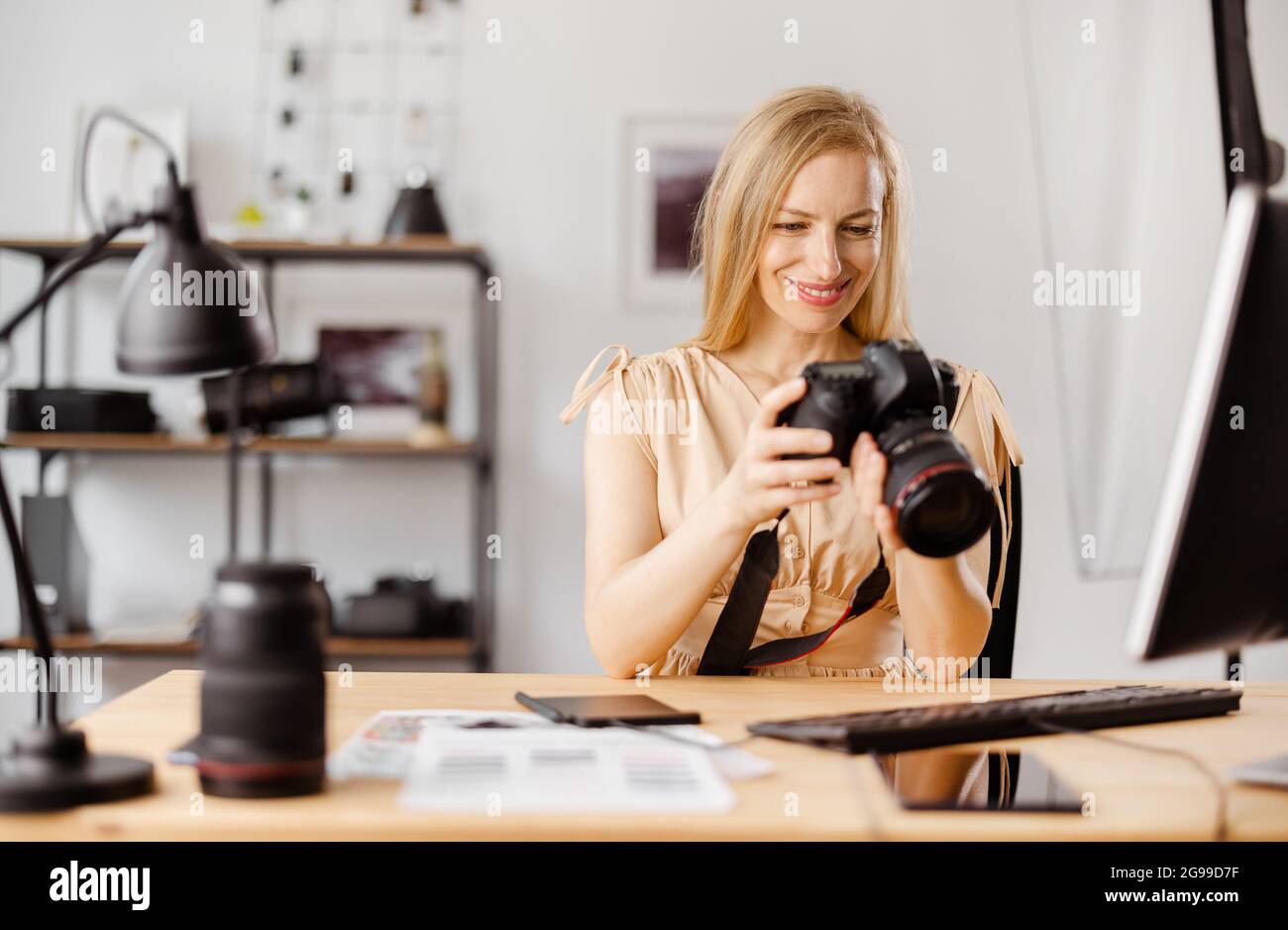 Photographer reviewing pictures Stock Photo - Alamy