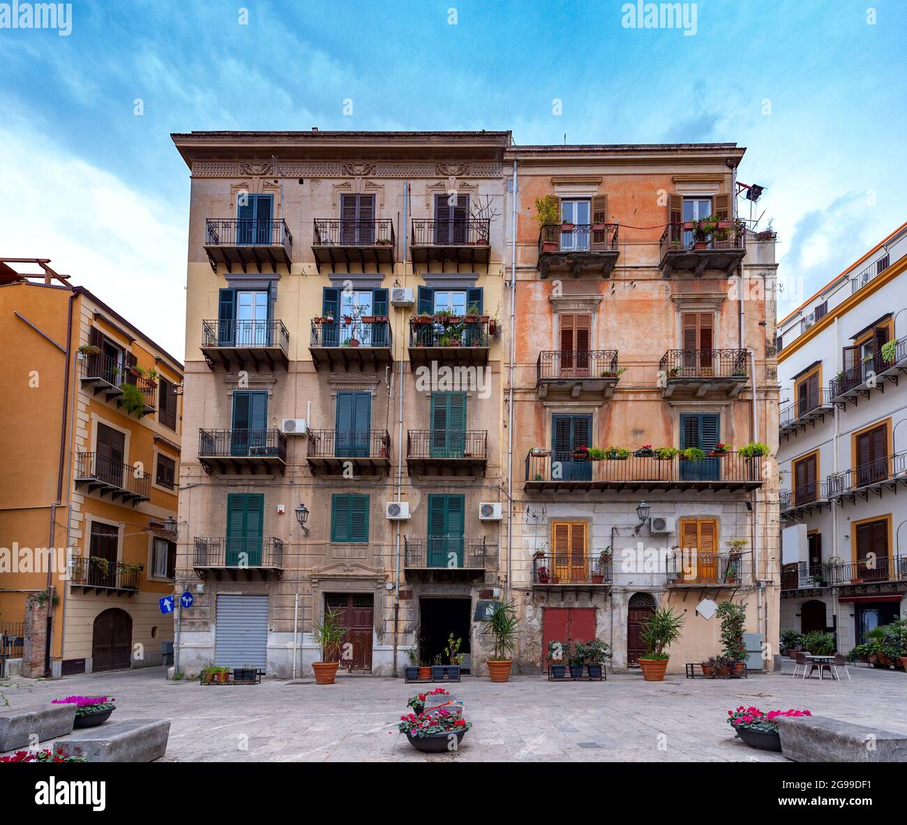 Traditional town square hi-res stock photography and images - Alamy