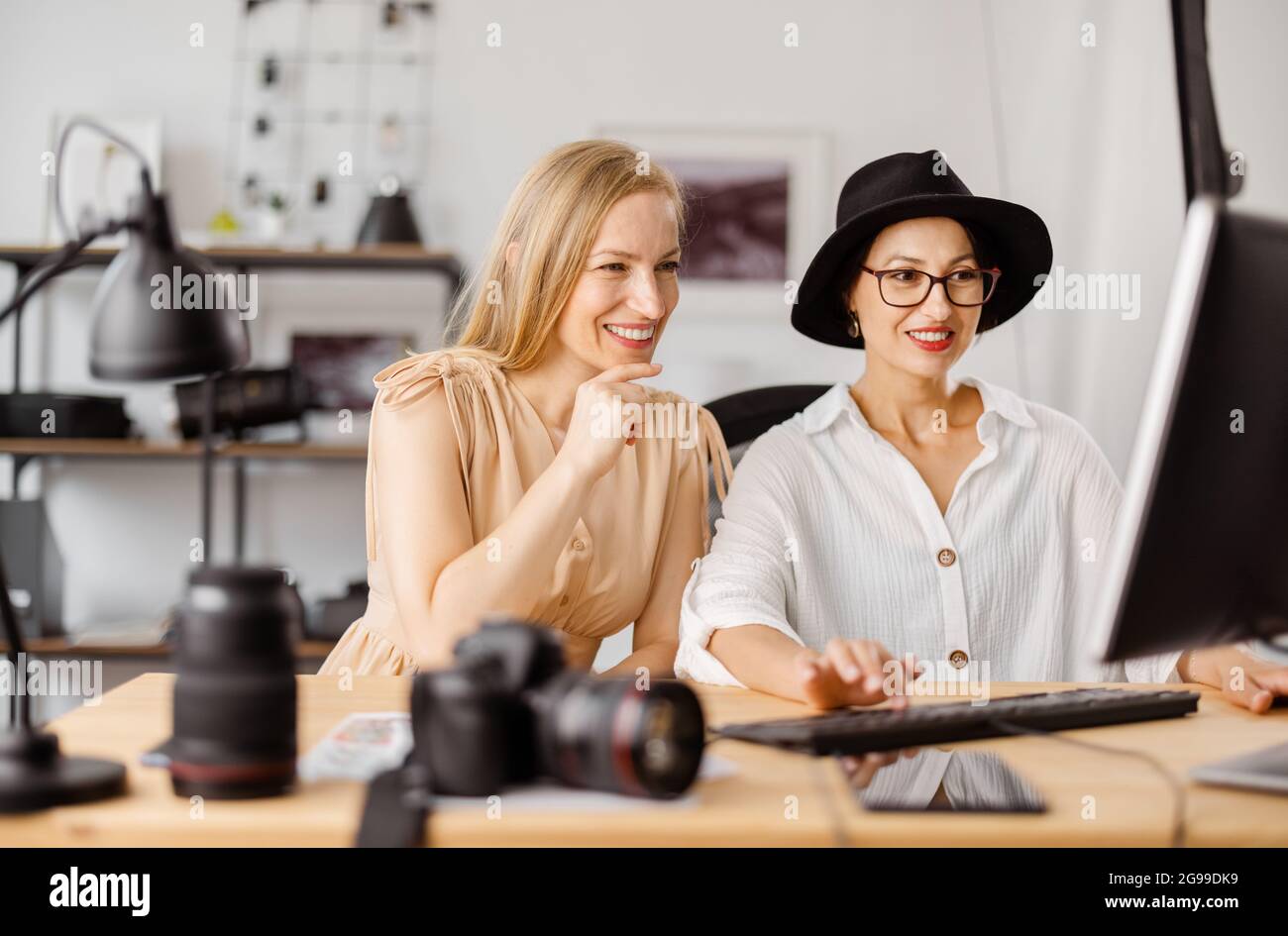 Photographer and client reviewing pictures Stock Photo - Alamy
