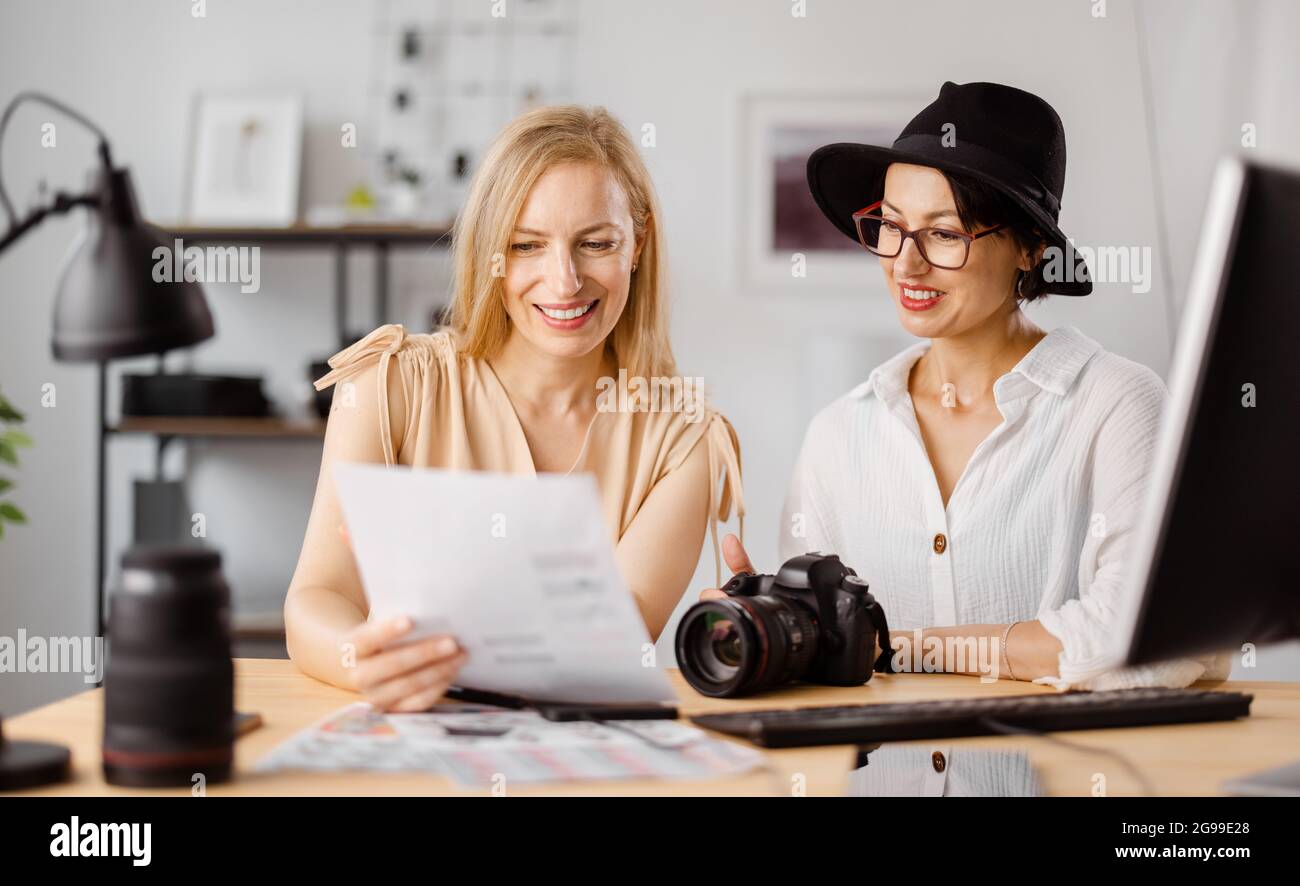 Female photographer client hi-res stock photography and images - Alamy