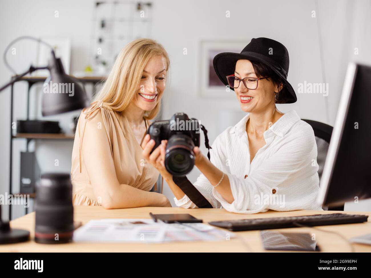 Photographer working with client Stock Photo - Alamy