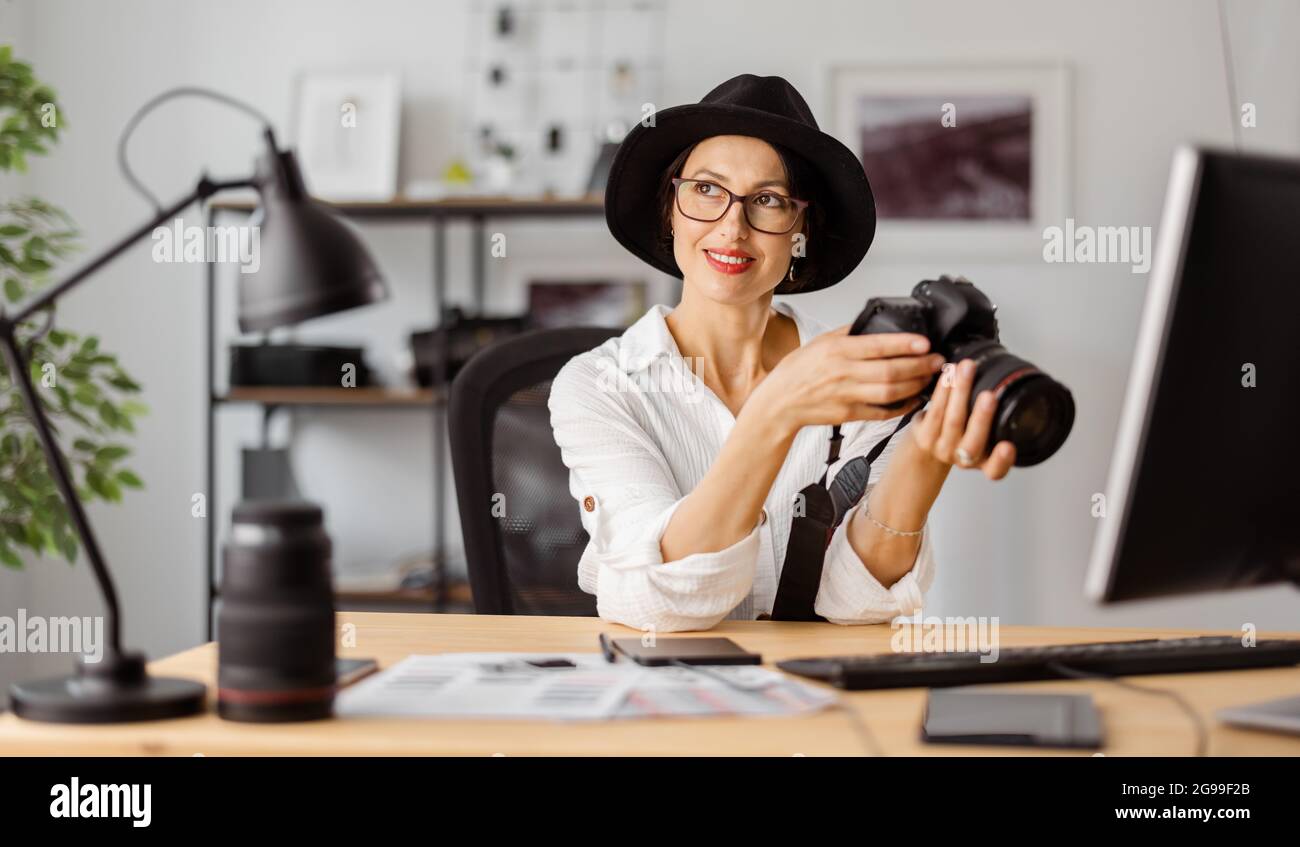 Female photographer at office Stock Photo - Alamy