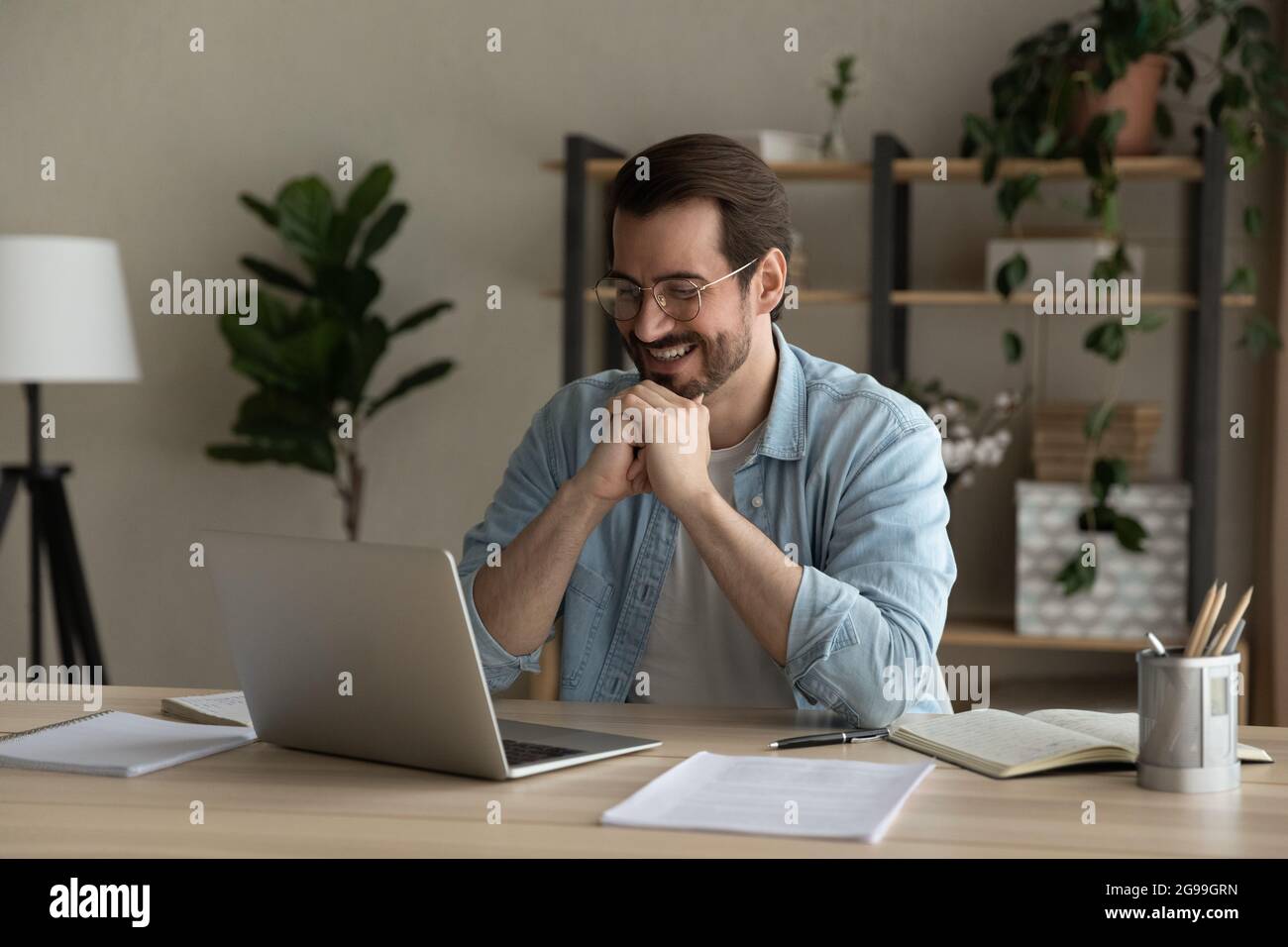 Smiling news conference hi-res stock photography and images - Alamy