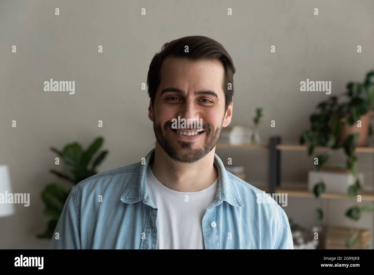 Headshot portrait of bearded caucasian smiling man Stock Photo - Alamy
