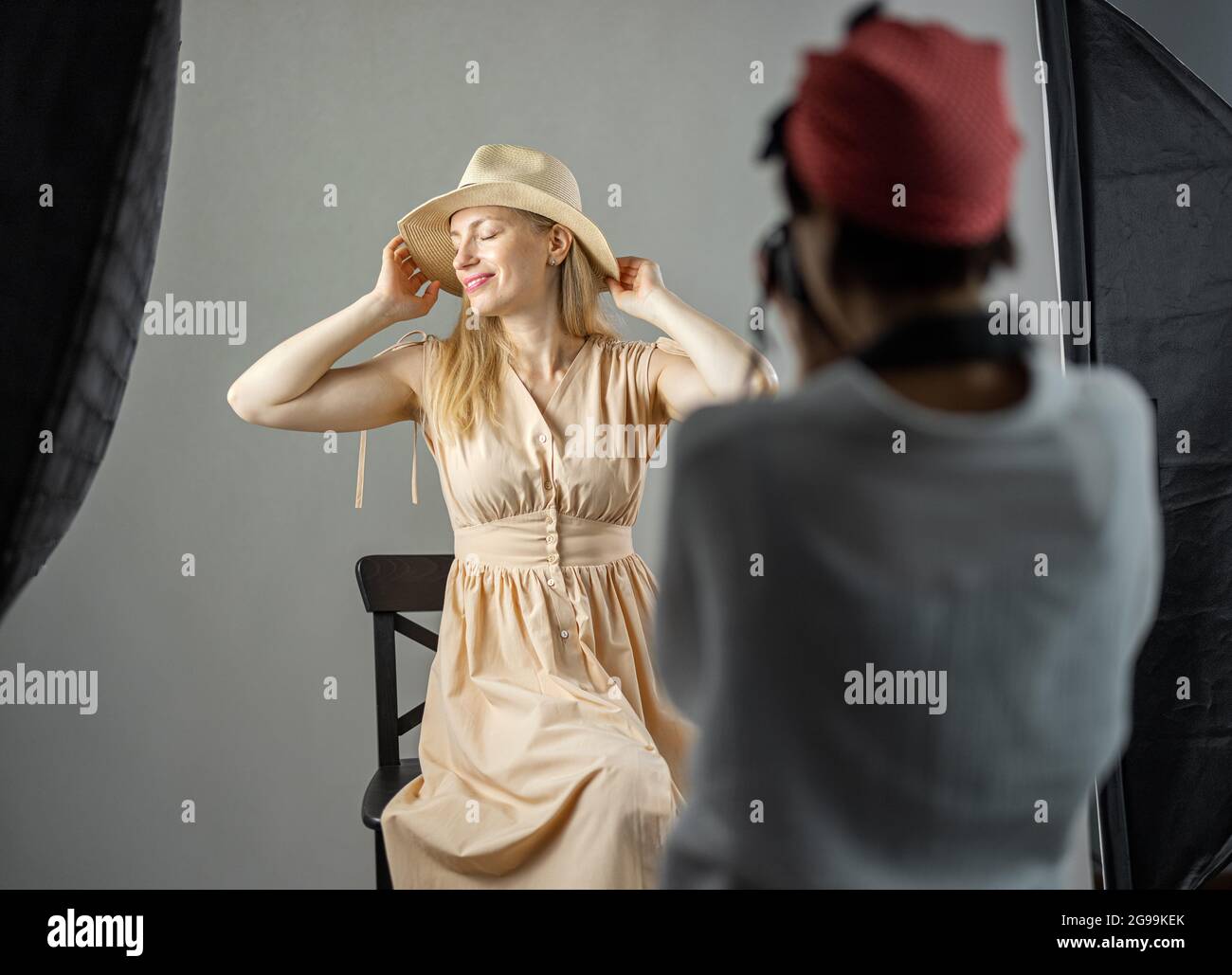Photographer woman client hi-res stock photography and images - Alamy