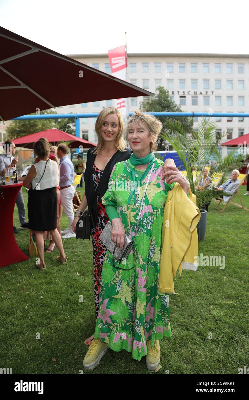 Beatrice Richter und Judith Richter bei der Premiere des Theaterstücks ...