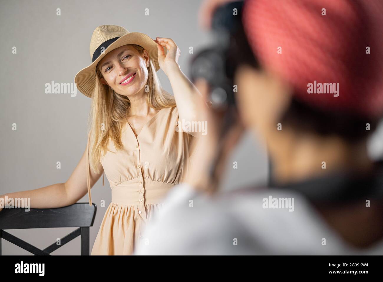 Photographer shooting model hi-res stock photography and images - Alamy