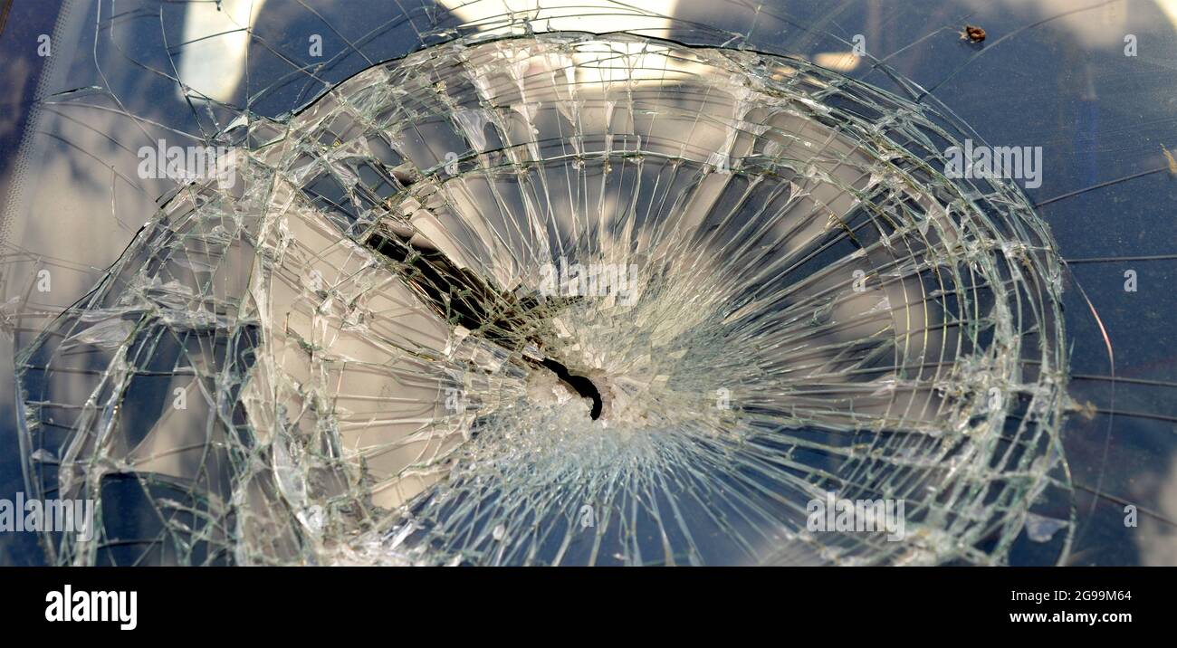 Damage on car, broken glass on accident Stock Photo - Alamy