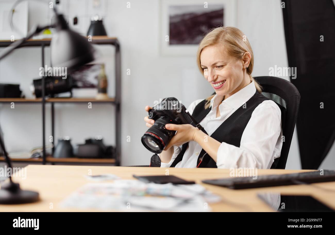 Woman using professional camera hi-res stock photography and images - Alamy