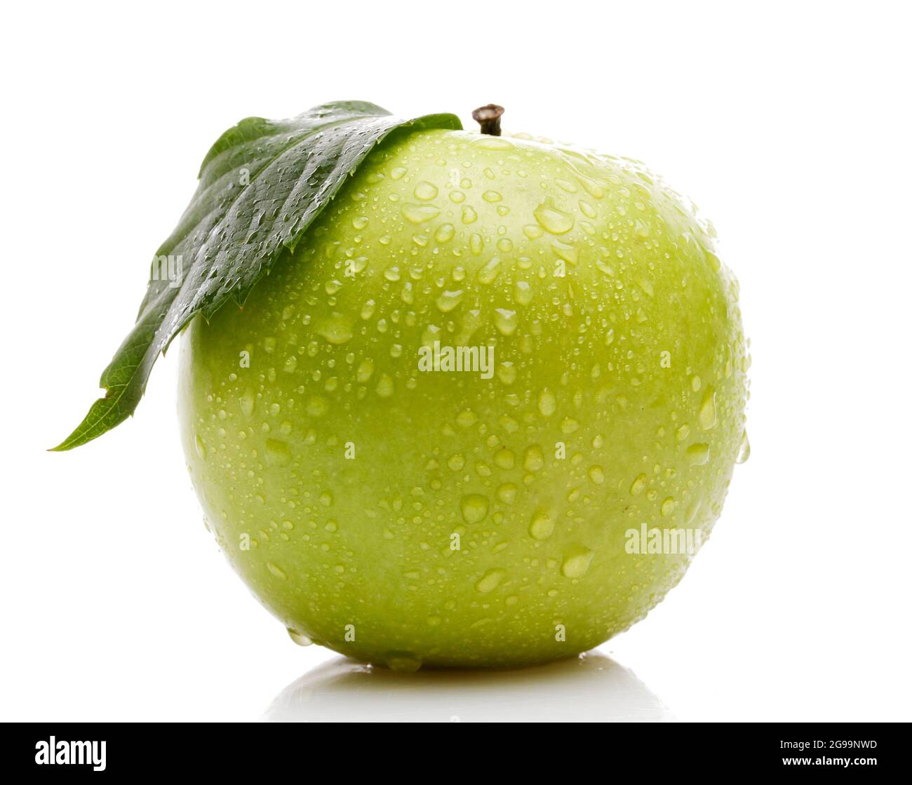 Ripe green apple with leaf isolated on white Stock Photo - Alamy