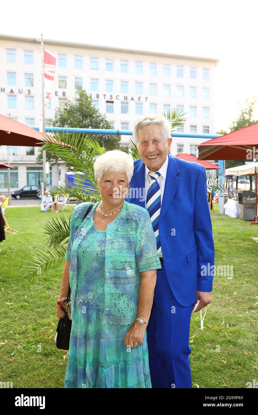 Otfried Laur mit Ehefrau Reni Laur bei der Premiere des Theaterstücks ...