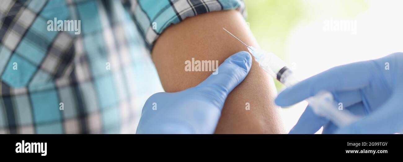 Doctor gives patient an injection in shoulder Stock Photo - Alamy